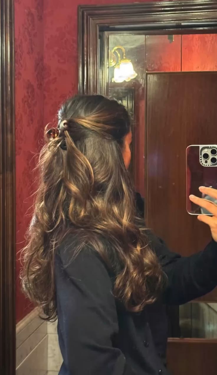30+ Natural Wavy Hairstyles to Elevate Your Look